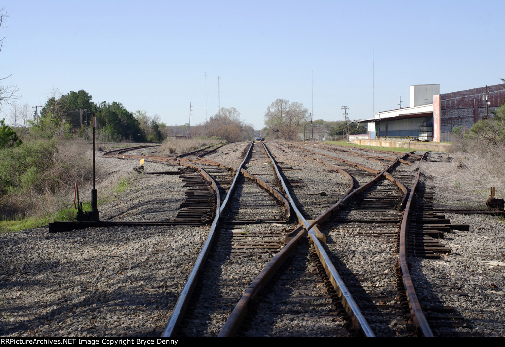 Shreveport's UP yard at Levy Street looks forlorn, severed from the KCS junction.